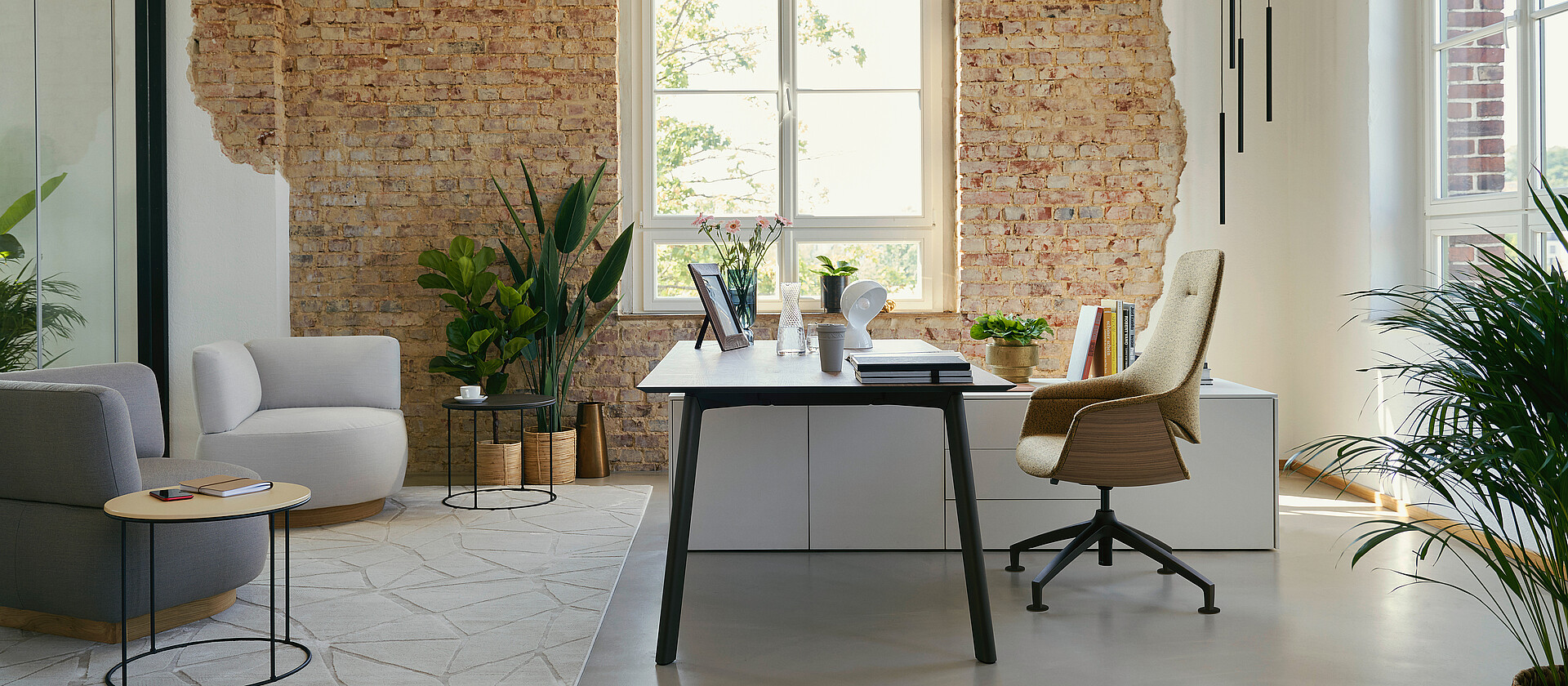 Premium Desk with Integrated Storage for Modern Workspaces