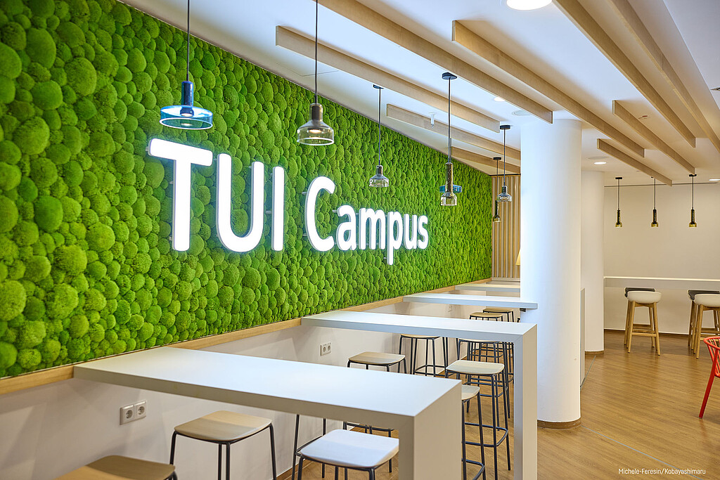 Open working environment with 2800 workstations at the TUI Campus Hannover